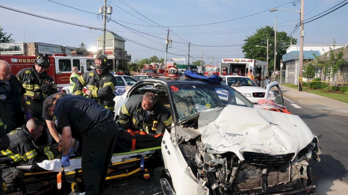 DWI charges as 5 family members hurt in Lindenhurst - Newsday