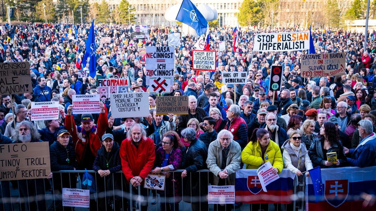 Slovakian crowds continue protest against pro-Russian policies of ...