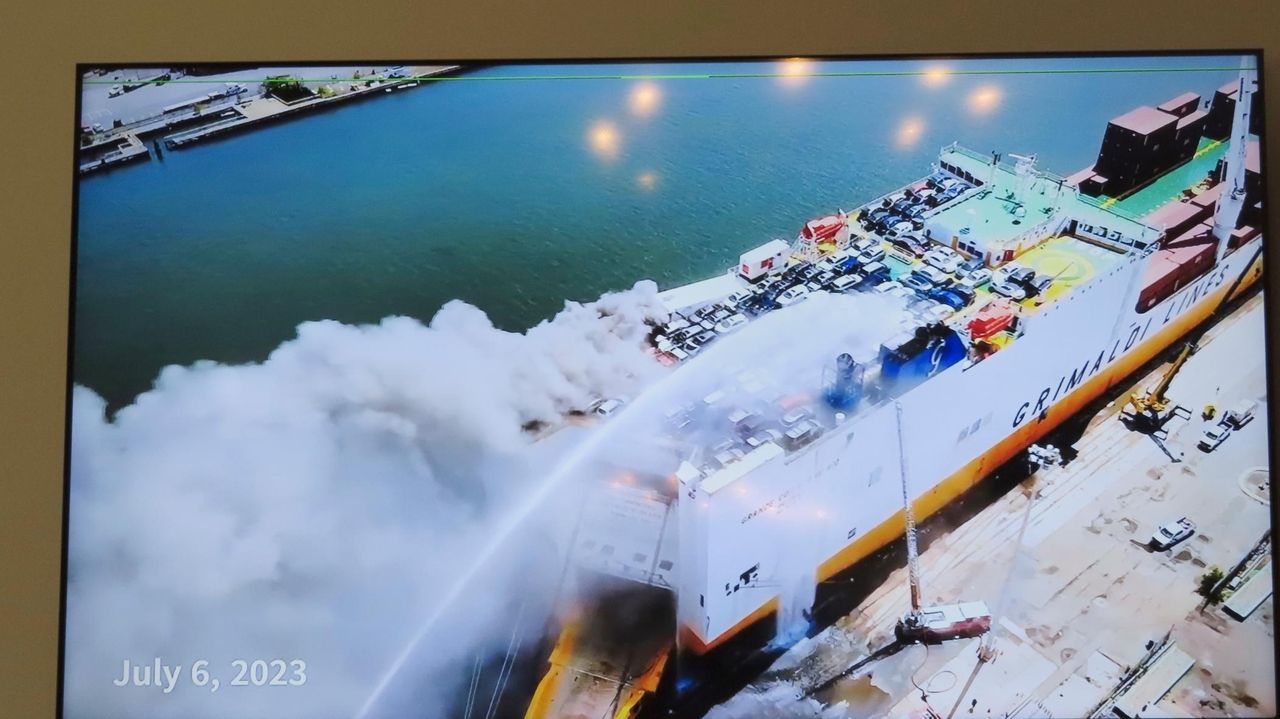 Hose kink in smoky darkness disoriented firefighter in ship blaze that ...