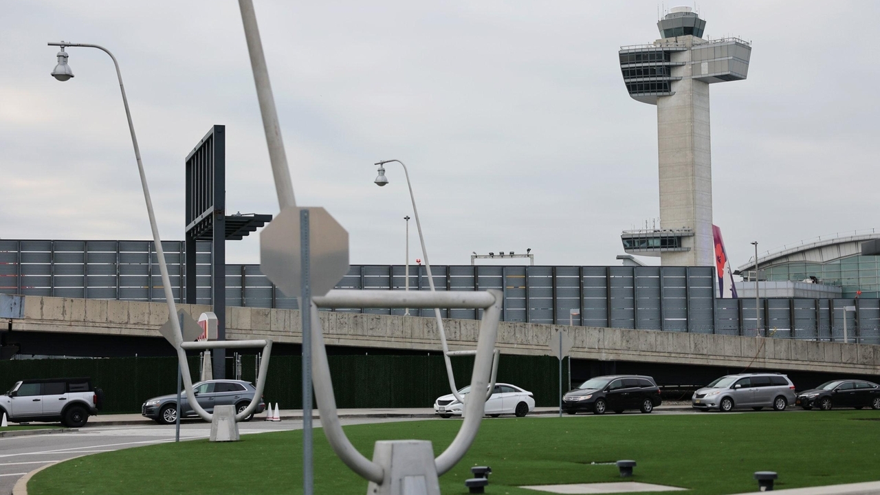 FAA: Jet at Kennedy crosses path of airliner taking off - Newsday