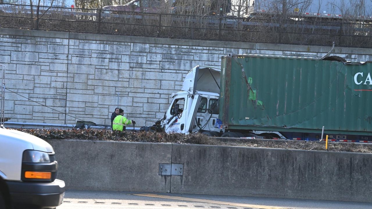 Long Island Expressway reopens at Exit 34 after crash - Newsday