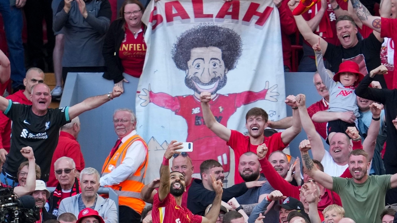 Salah poses for celebration selfie with Liverpool fans during title ...