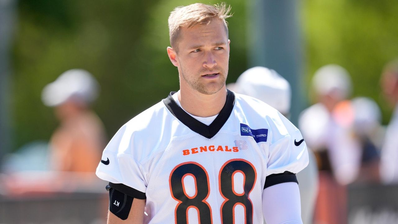 Mike Gesicki agrees to 3-year, $25.5 million deal with Bengals, AP ...