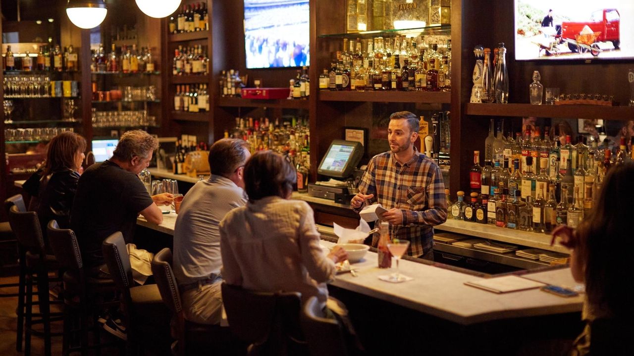5 Long Island restaurants where you should eat at the bar - Newsday