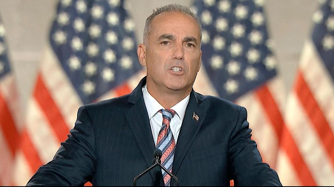 Parkland victim's father, a former LIer, praises Trump's support - Newsday