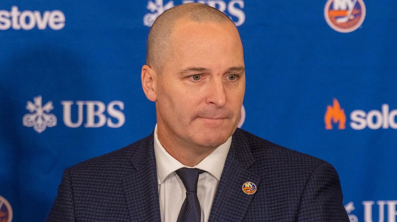 Islanders' Mathieu Darche off to great start on day 1 as GM - Newsday