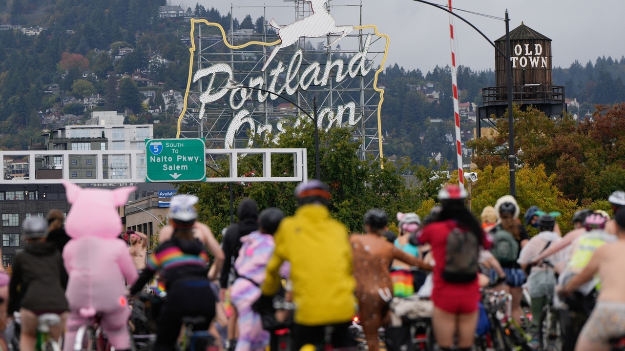 Naked bike riders demonstrate against federal troops in ...