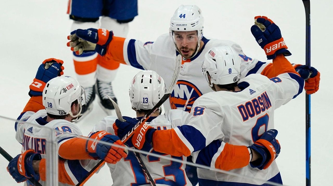 Game 5 photos: Islanders vs. Bruins - Newsday