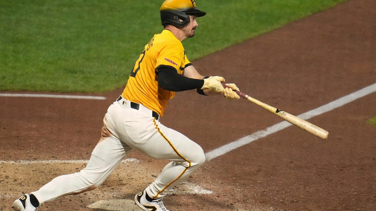 Bryan Reynolds has a 2-out, 2-run triple in the 8th in the Pirates' 3-2 ...