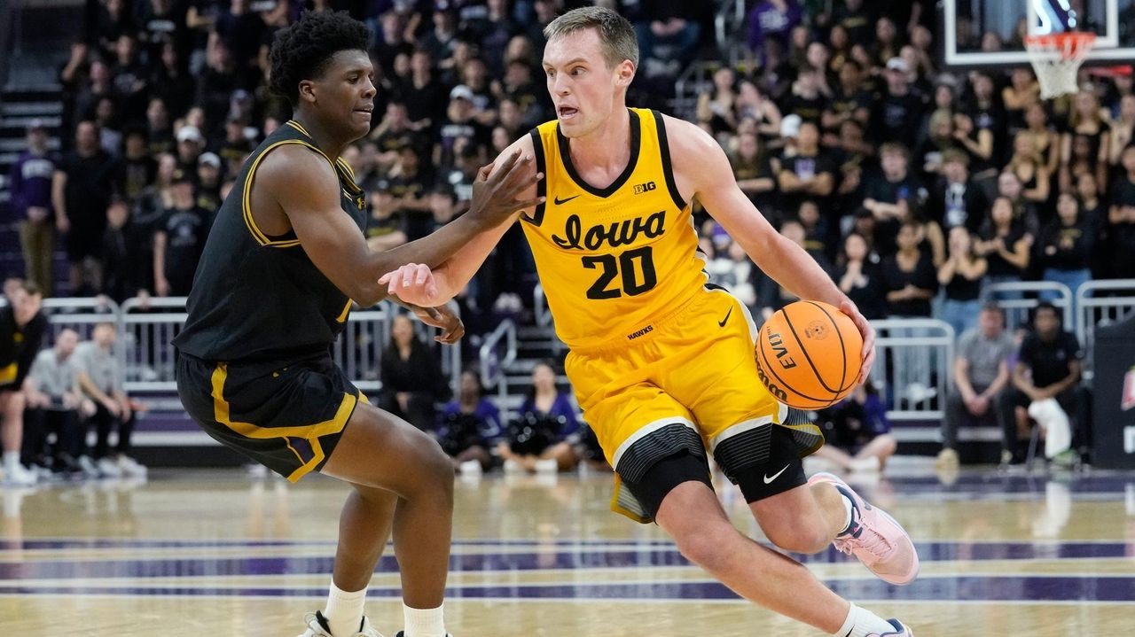 Josh Dix scores 24, Payton Sandfort 23 to help Iowa beat Northwestern ...