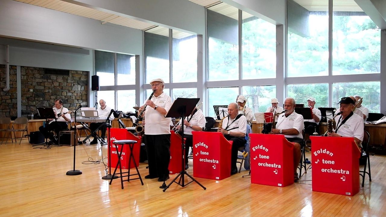 LI band's emcee, 99, chooses clarinet over rocking chair - Newsday