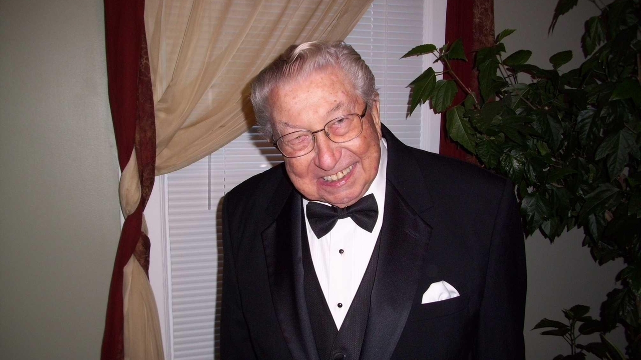 Robert Krueger, local band leader, dies at 86 - Newsday