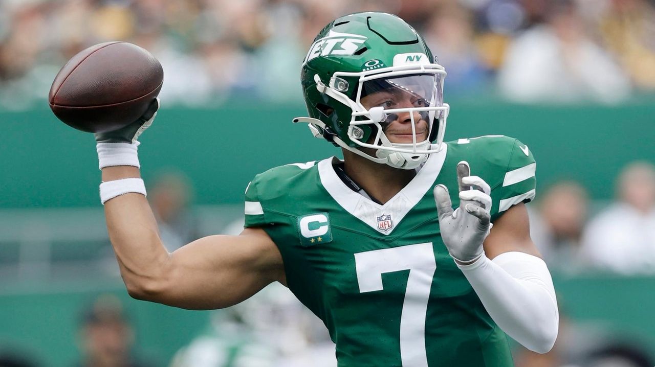 Jets QB Fields out of concussion protocol, will start Monday night - Newsday