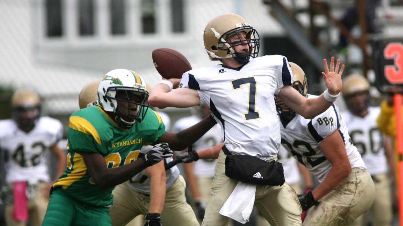 Brendan Bateman's 2 TD passes lead Bayport-Blue Point football win ...