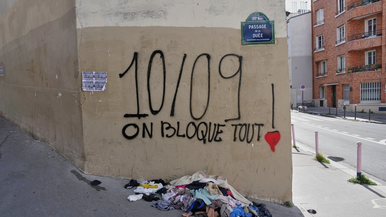 'Block Everything' protests and pigs' heads roil France as Macron ...