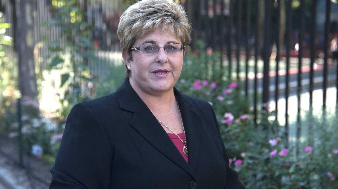 Ex-retirement manager weeps during LIRR disability fraud trial - Newsday