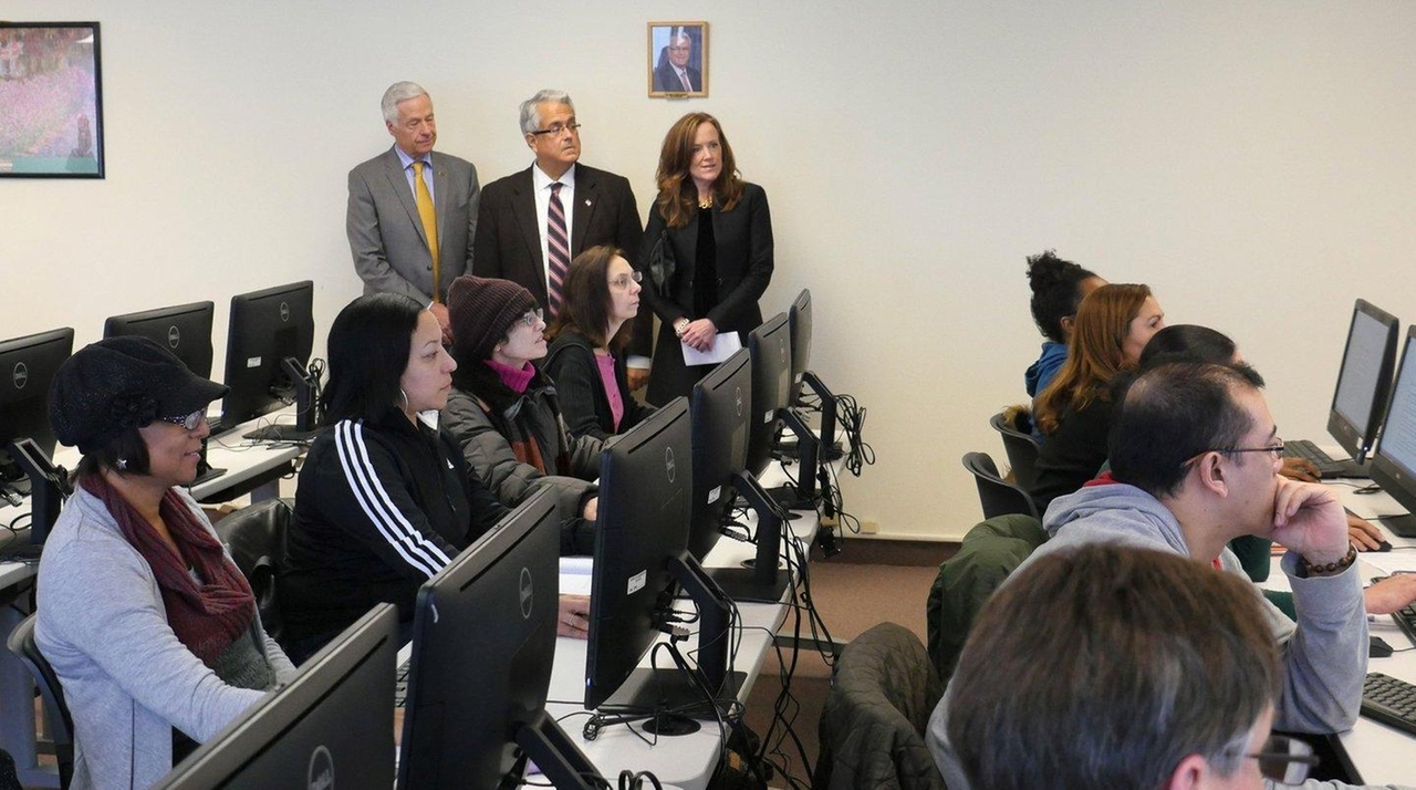 Federal, state officials tour HempsteadWorks, talk to vets - Newsday