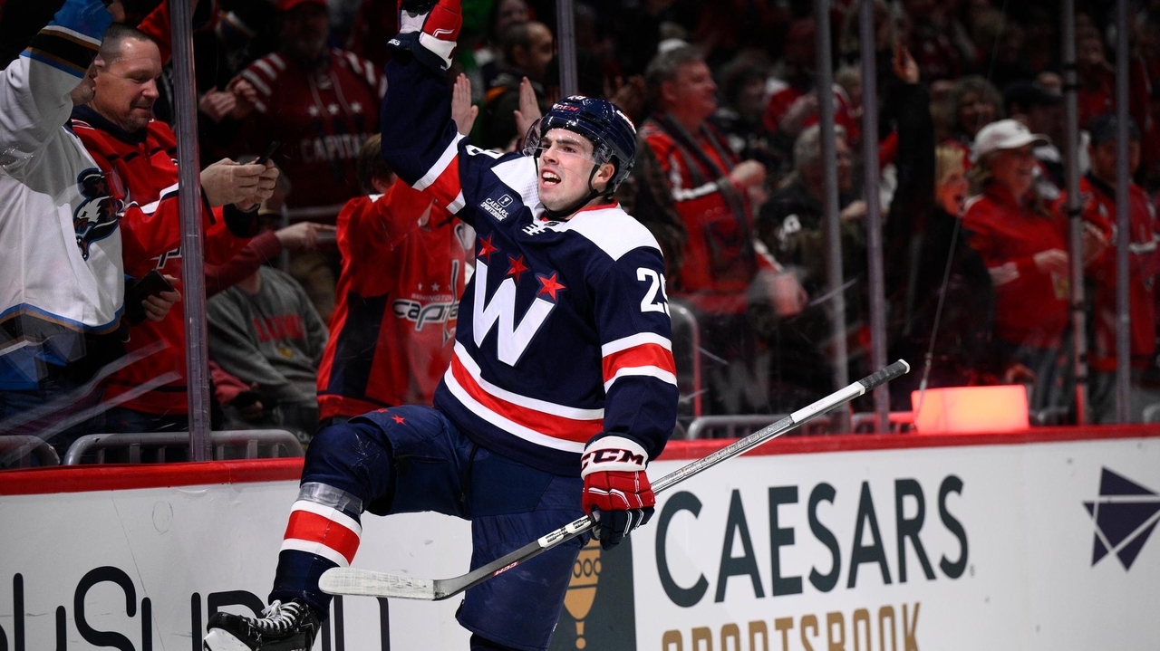 Capitals beat the Blackhawks 4-1 for another win that keeps them in the ...