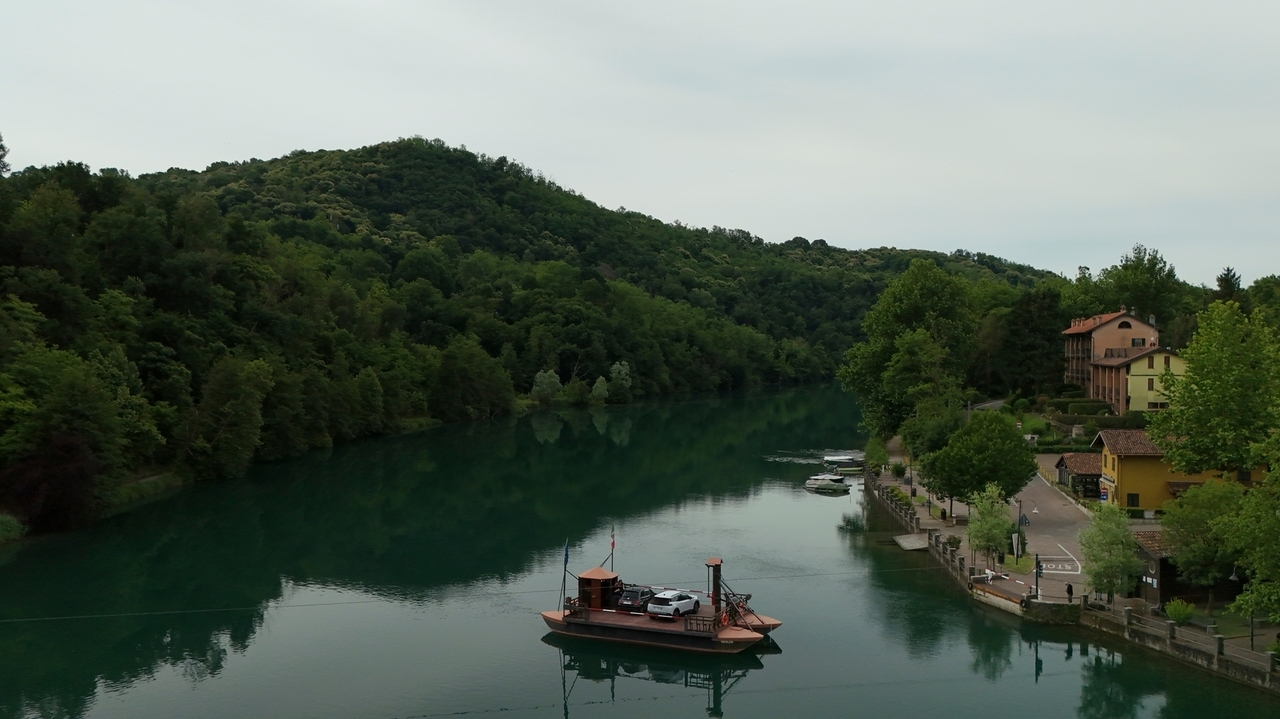 Italian commuters find a moment of peace on a cable-guided ferry ...