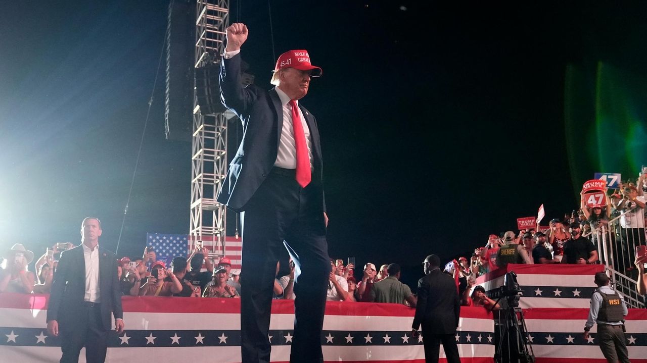 Man with loaded gun arrested at checkpoint near Donald Trump's weekend ...