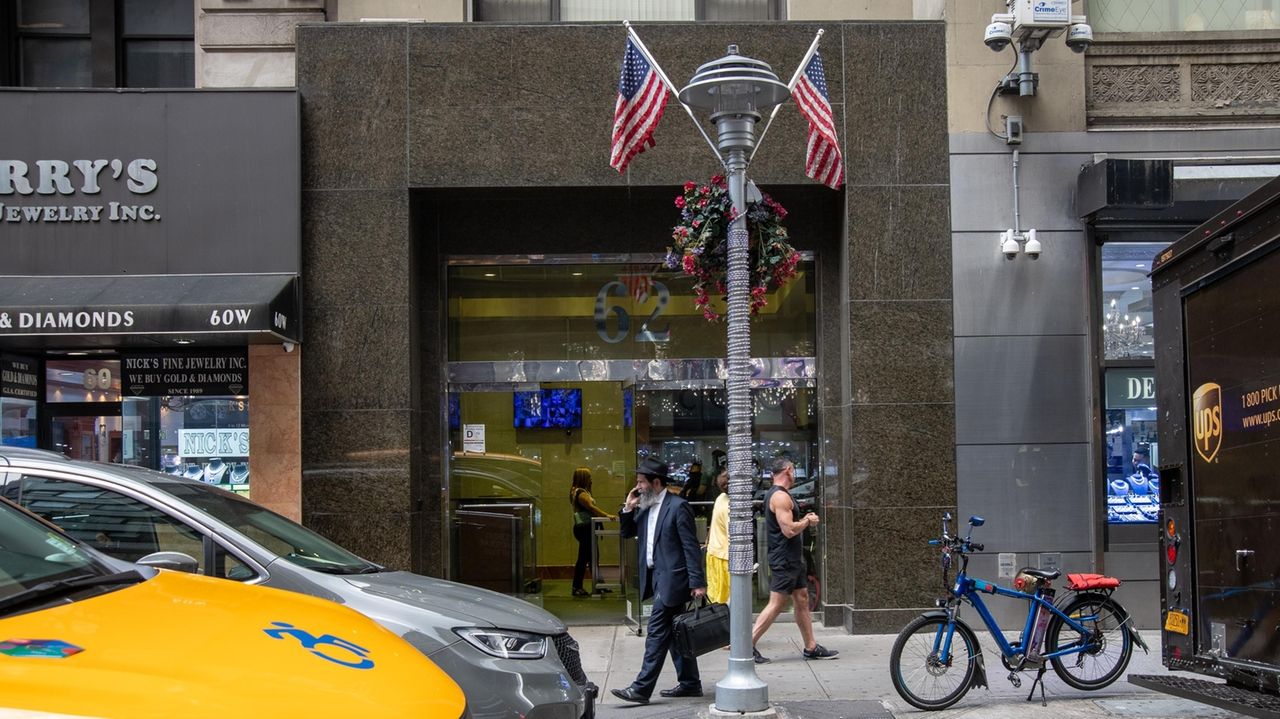 Great Neck man charged in scheme to use Manhattan jewelry companies as ...