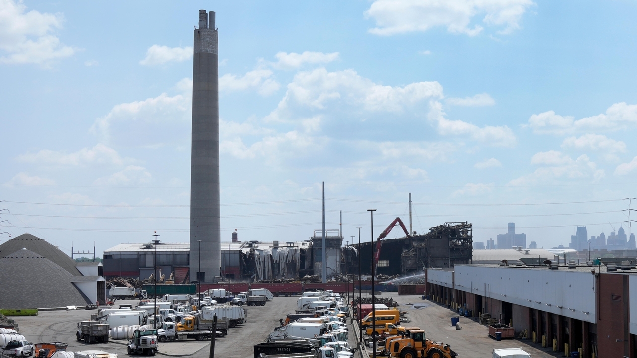 Smokestack implosion at defunct Detroit trash incinerator ends decades ...