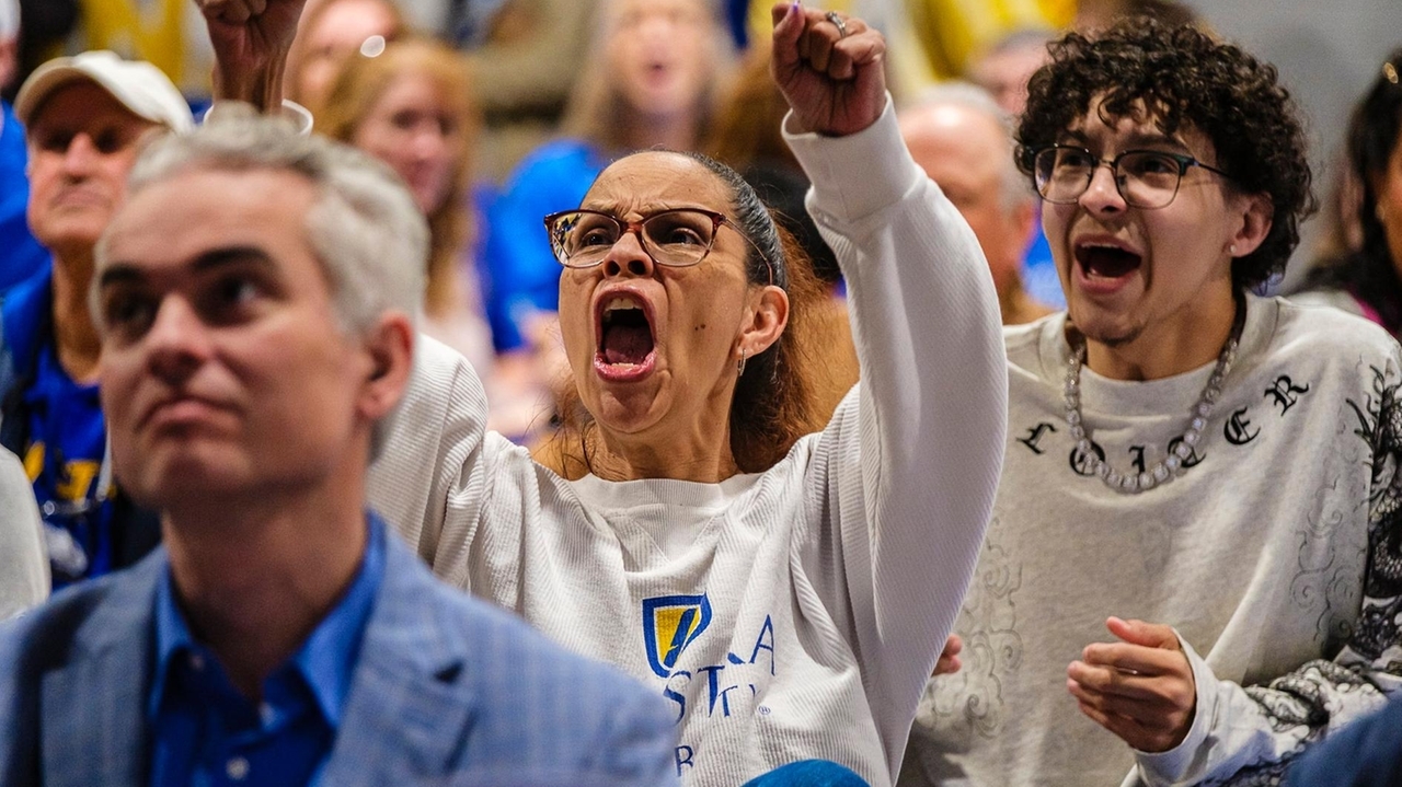 March Madness: Hofstra watch party on Long Island filled with pride ...