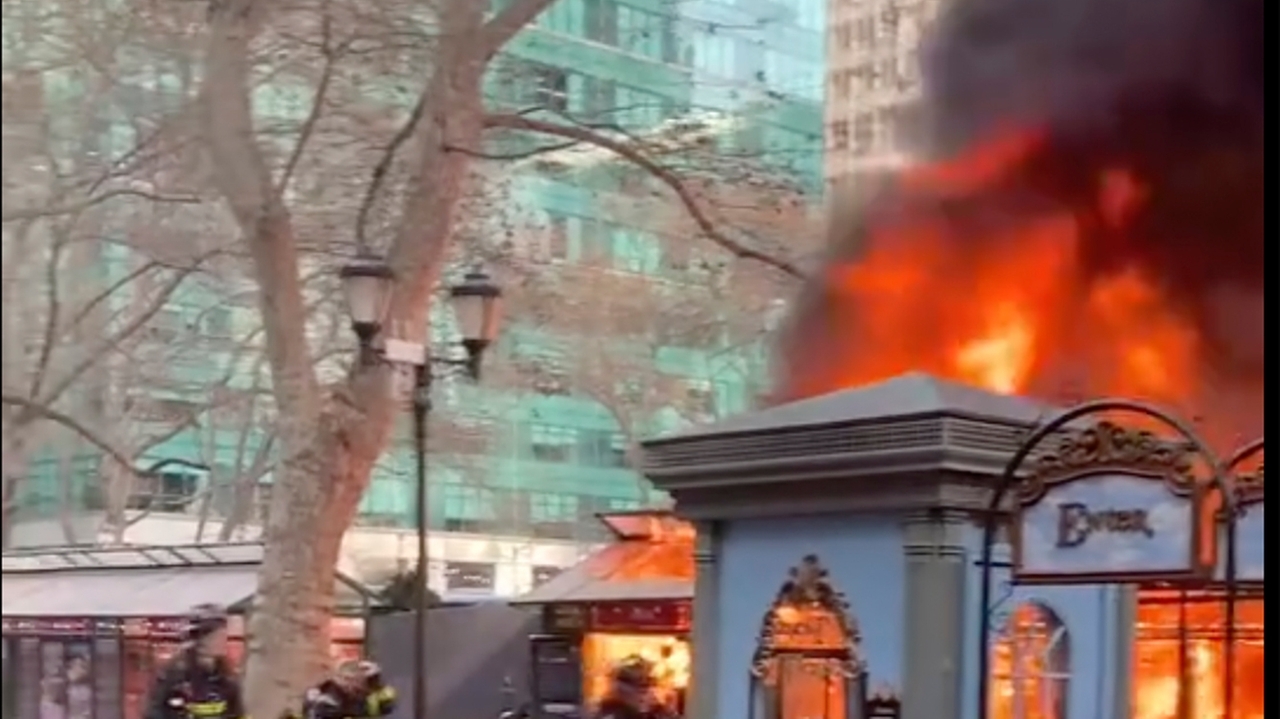 Fire engulfs section of popular Manhattan holiday market - Newsday