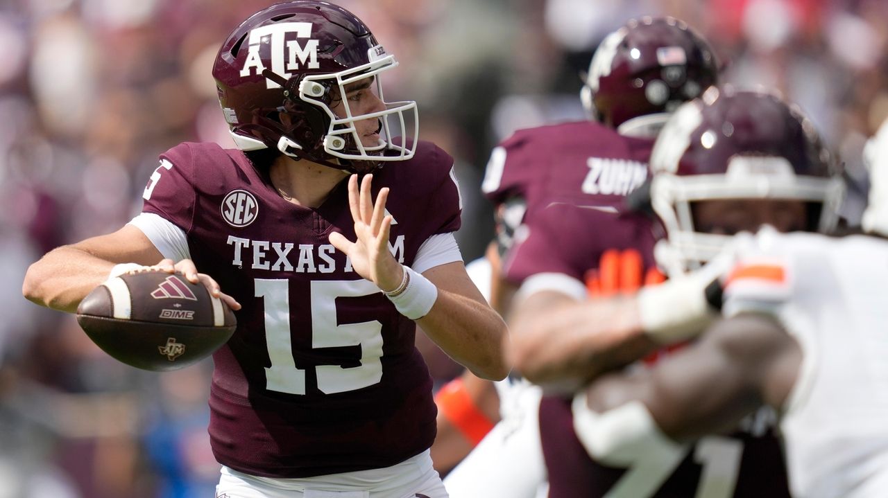 Johnson throws 2 TD passes after Weigman injured to lead Texas A&M to ...