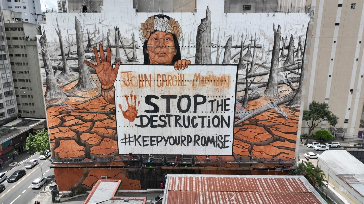A Brazilian artist uses ash and mud for a massive Sao Paulo mural ...
