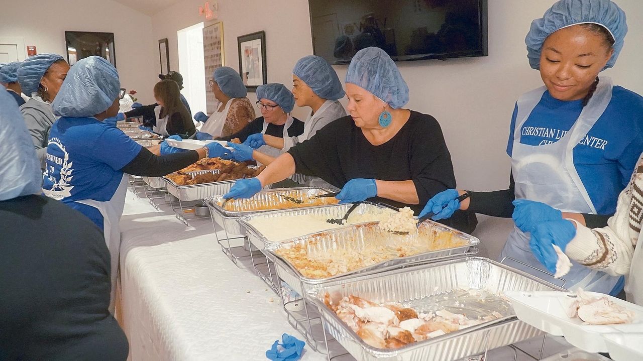 In Lindenhurst, volunteers give thanks by helping the hungry - Newsday