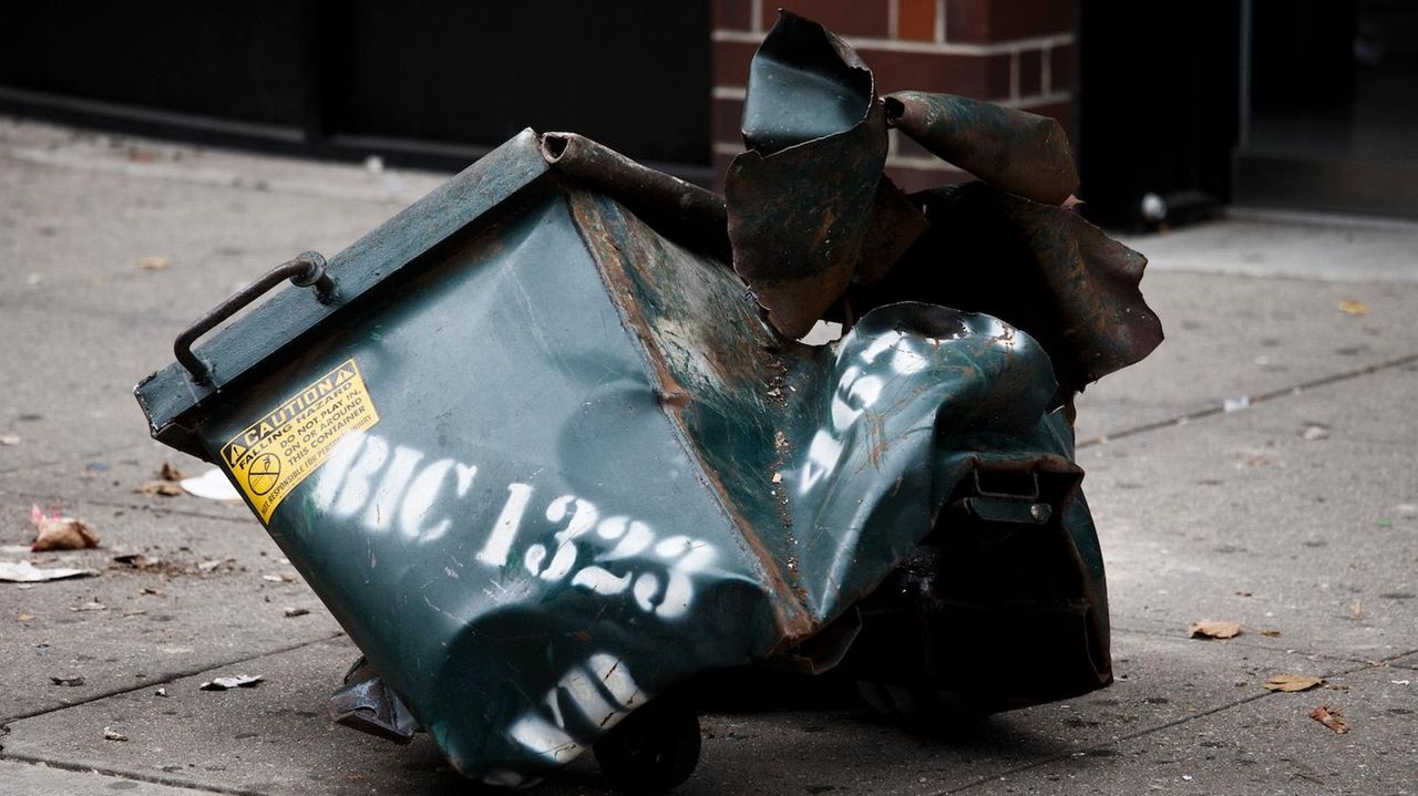 New Yorkers see pressure cooker bombs, walk away with a new suitcase ...