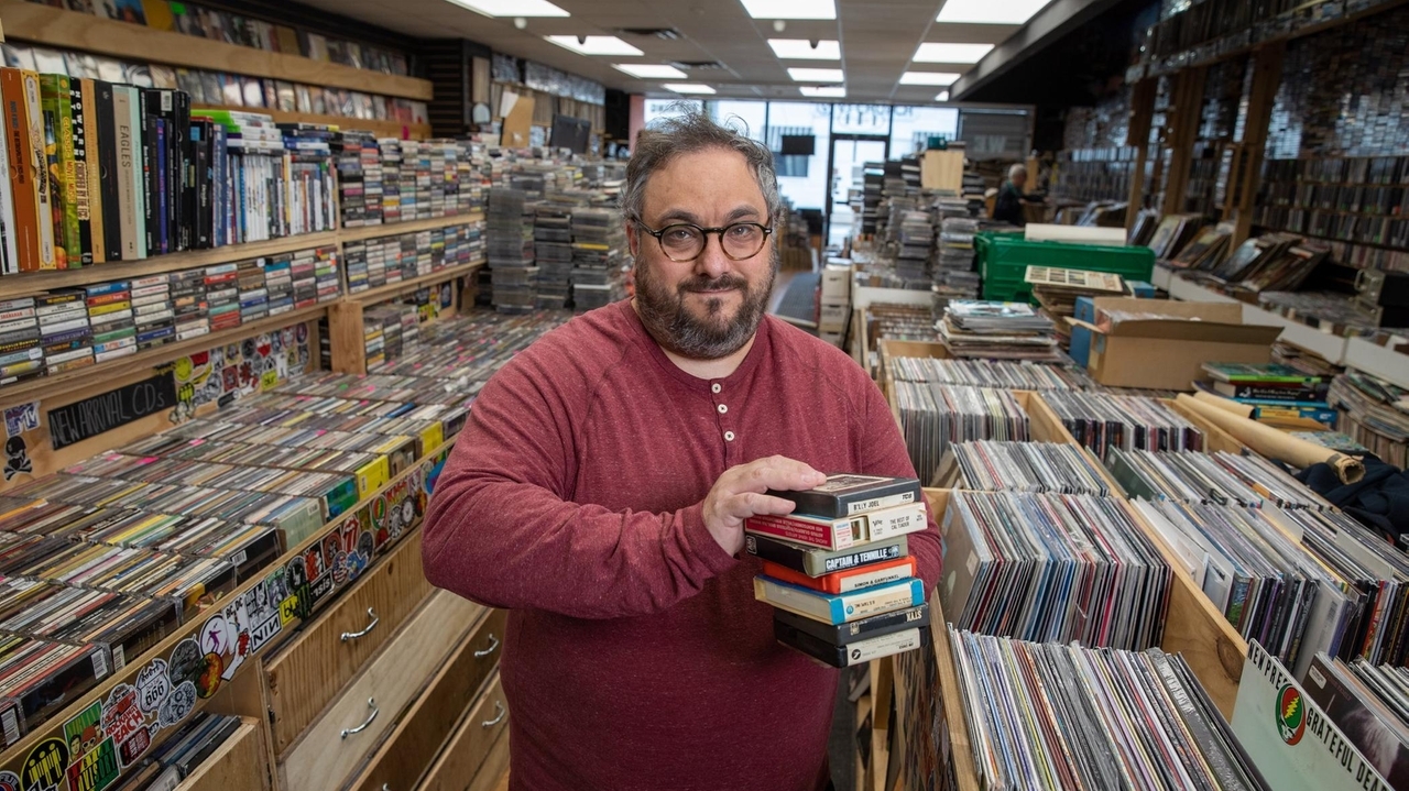 Remember 8-tracks? Day! Some Long Islanders have never forgotten these ...