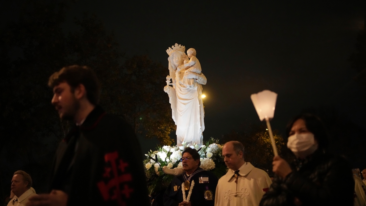 Virgin Mary statue, a symbol of resilience, returns to Notre Dame ...