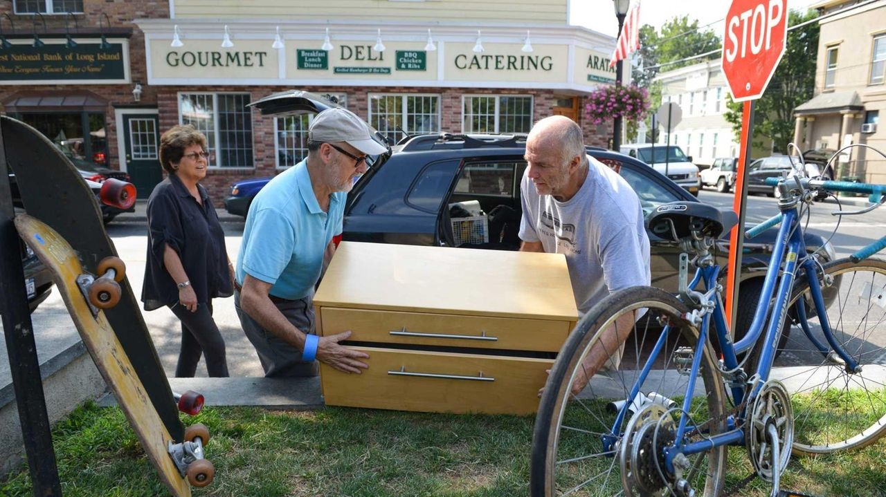 Sea Cliff community's monthly yard sale benefits its library - Newsday
