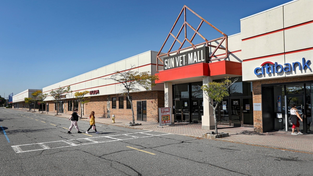 Whole Foods, other grocers in talks with developer planning revamp of ...