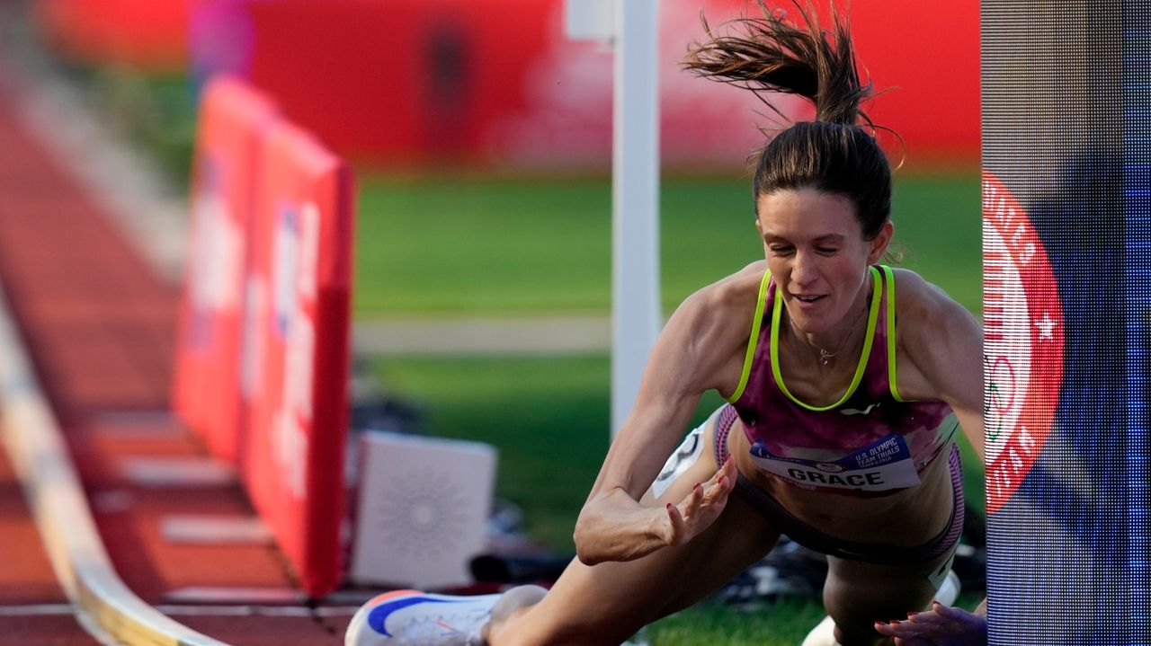 Kate Grace takes hard fall at finish of 800 semis, earns spot into ...