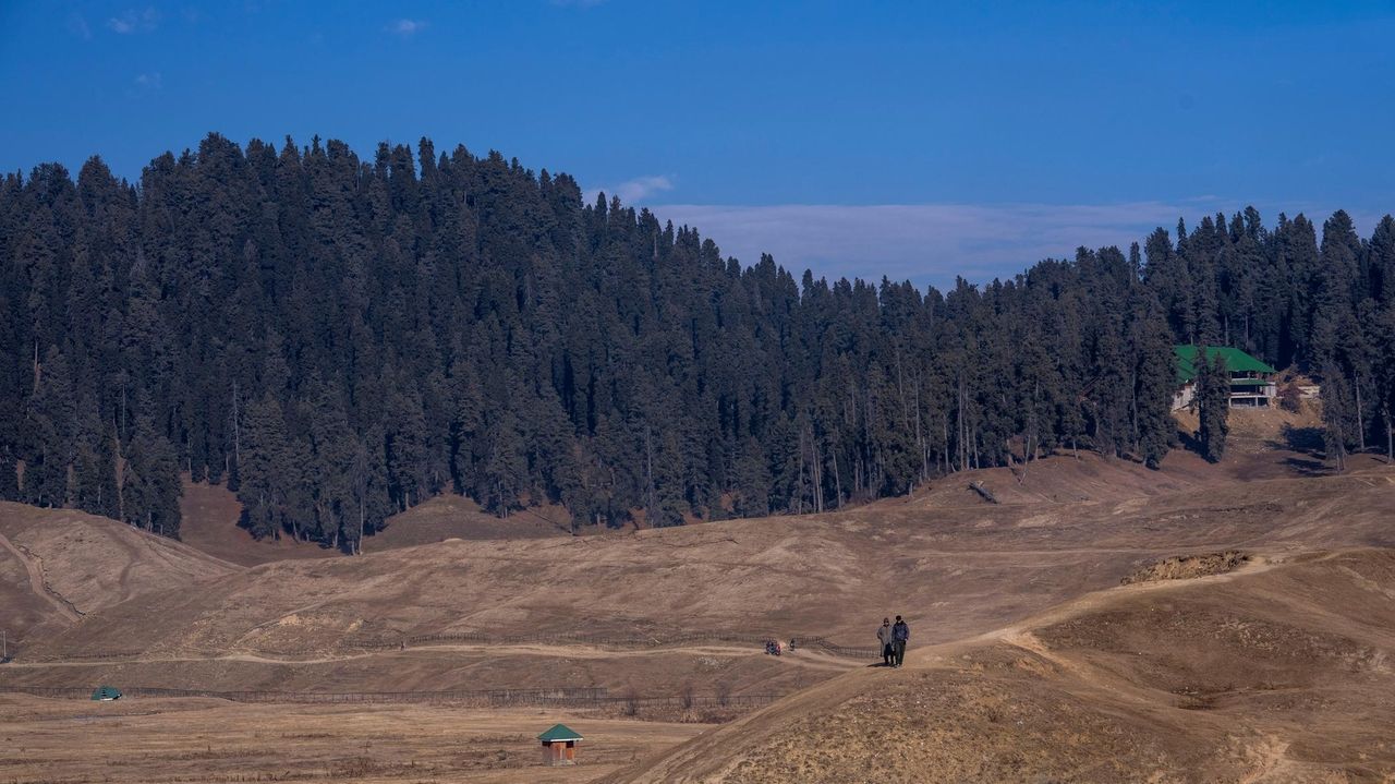 Kashmir residents suffer through a dry winter waiting for snow. Experts ...