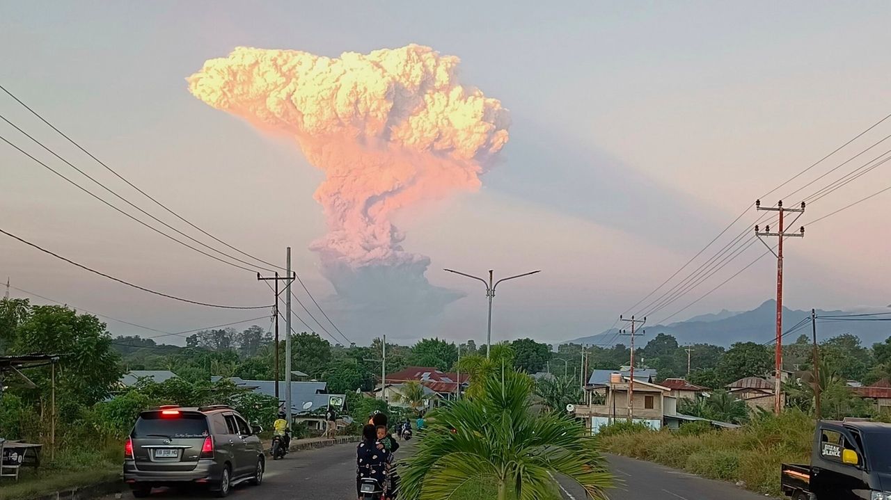 Volcanic eruption in Indonesia forces evacuations and flight ...