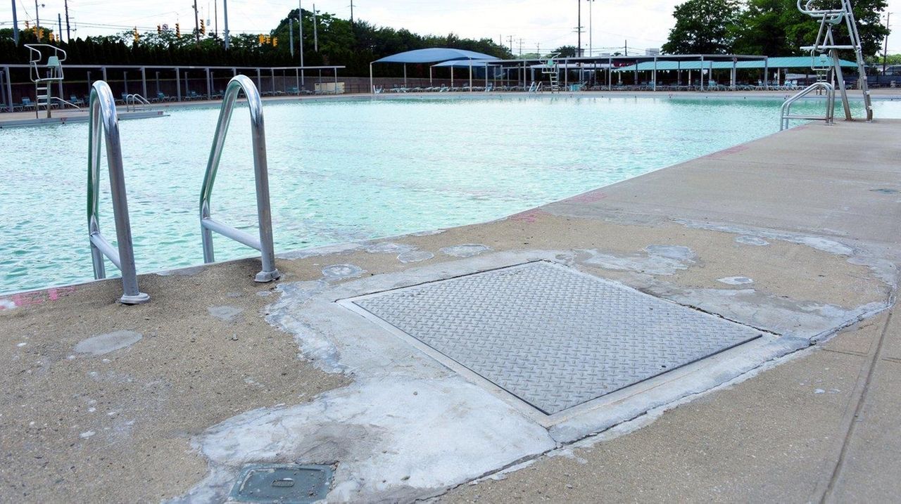 $19M pool bids cause ripples of anger at New Hyde Park meeting - Newsday