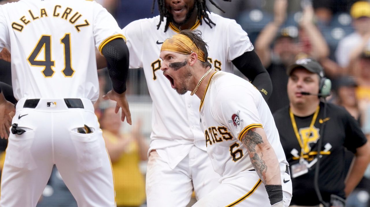Grandal hits a 2-run homer in the ninth inning as the Pirates rally ...