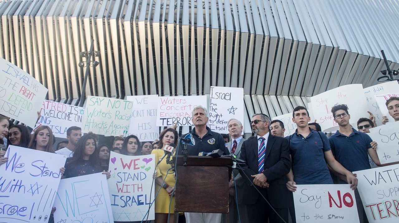 Roger Waters concert at Nassau Coliseum draws protests - Newsday