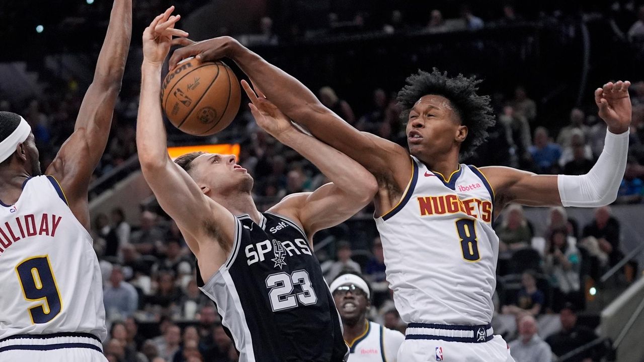 Spurs center Zach Collins needs surgery for torn labrum but should be ...
