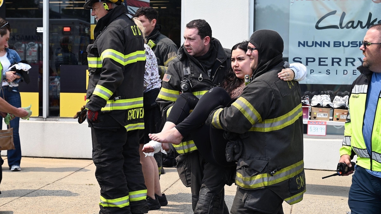 Six people hurt when SUV crashes into Craft Shoes store in Commack ...