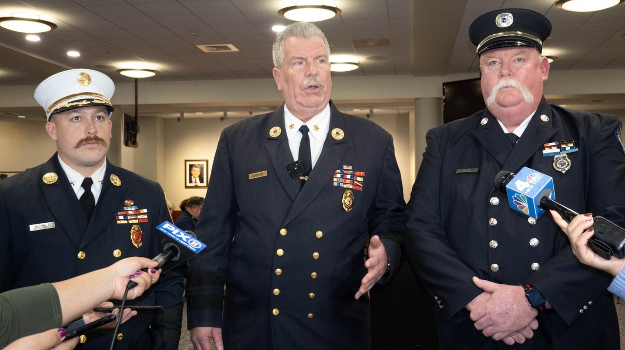 Volunteer firefighters honored for pulling woman out of Roosevelt blaze ...
