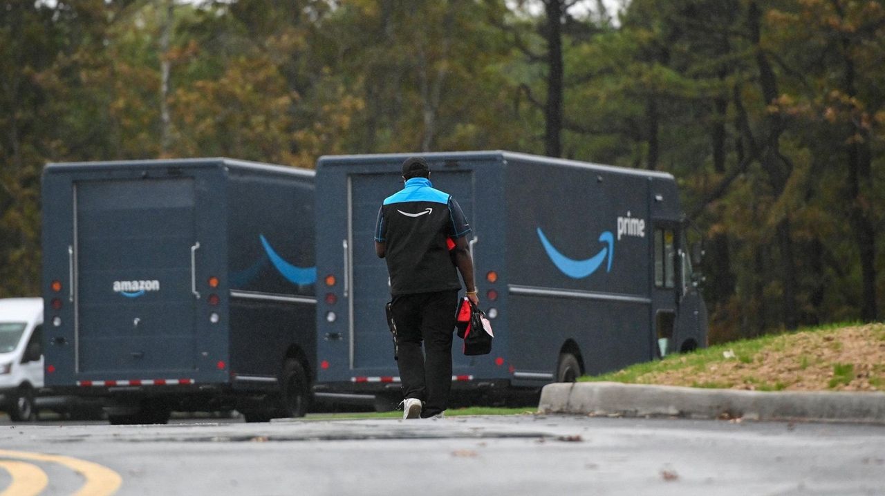 Amazon opens its second 'last-mile' warehouse on LI, in Shirley - Newsday