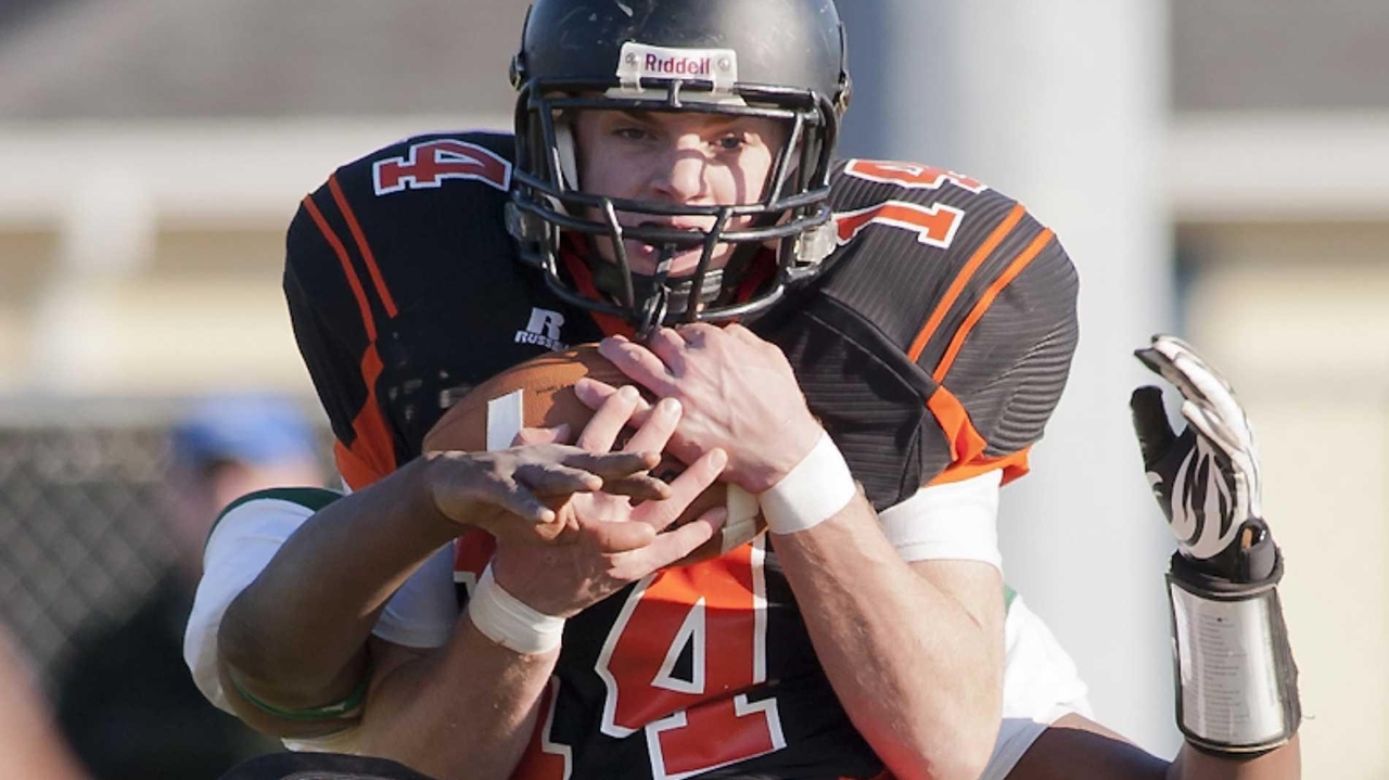 Babylon's Jake Carlock can do it all on the football field - Newsday