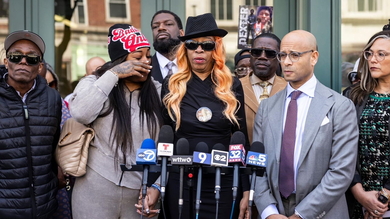 Family of man killed when Chicago police fired 96 times during traffic ...