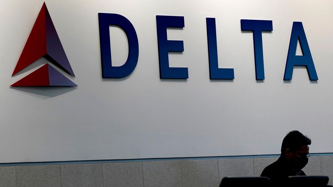 Delta jets have 'low-speed collision' on LaGuardia taxiway, injuring 1 ...
