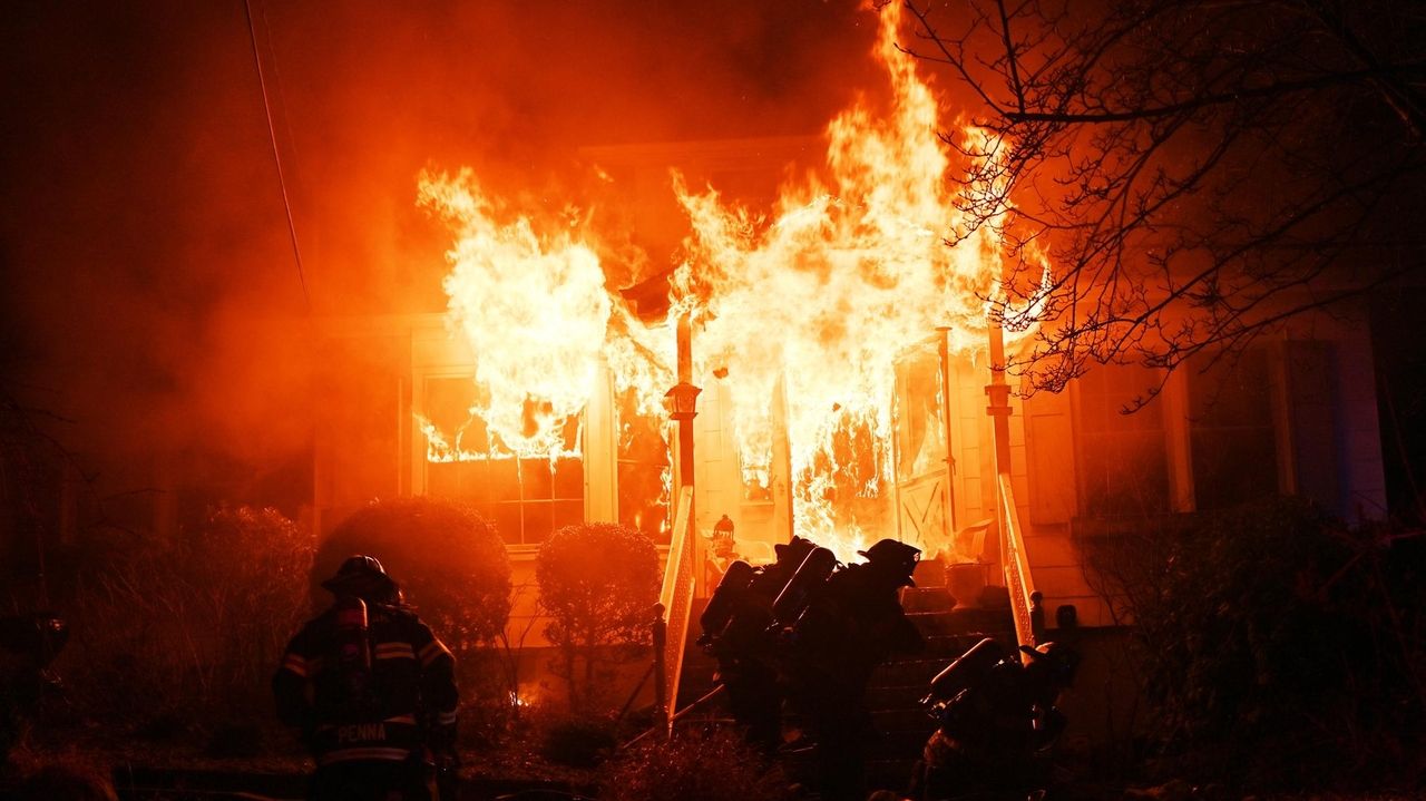 Multiple fire companies fight blaze in Kings Park home - Newsday